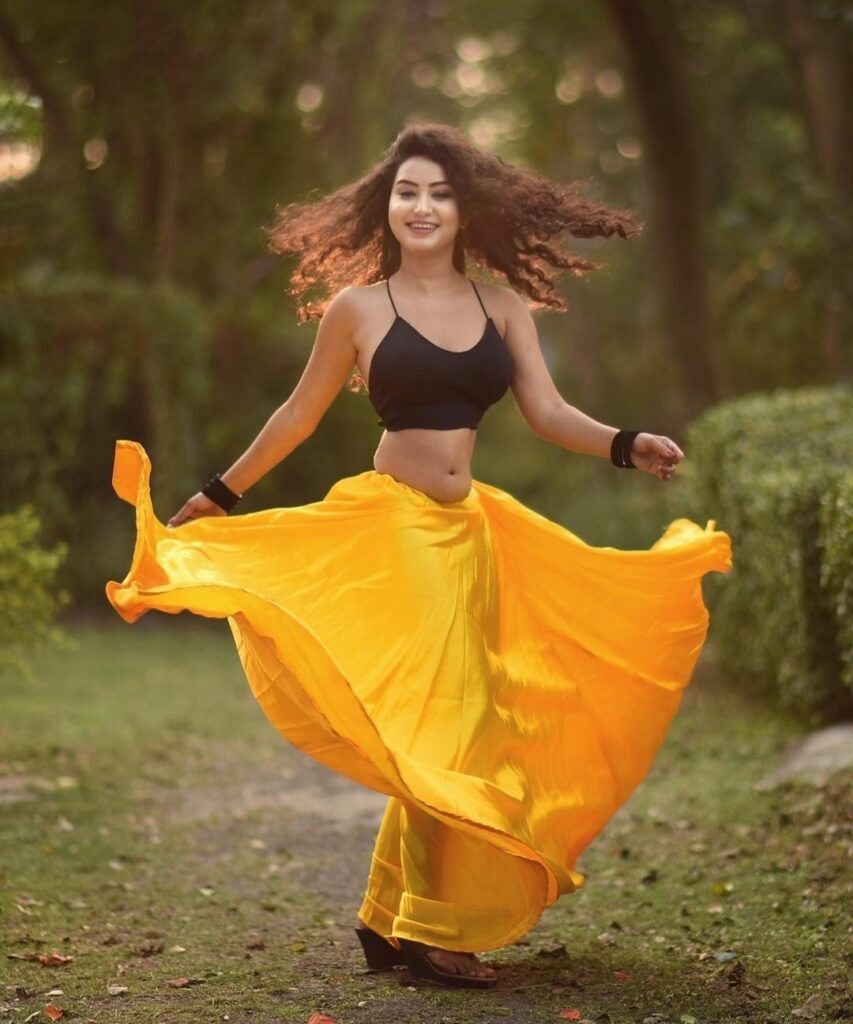 அந்த குழி அழகு வேற லெவல் !! இளம் நடிகையின் கிளாமர் வீடியோ உள்ளே ...