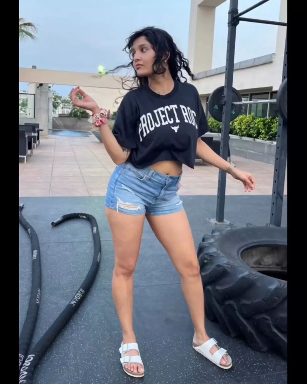 என்ன shapuu.. பெருசா தெரியுதே ரித்திகா சிங்கின் லேட்டஸ்ட் புகைப்படம் ...