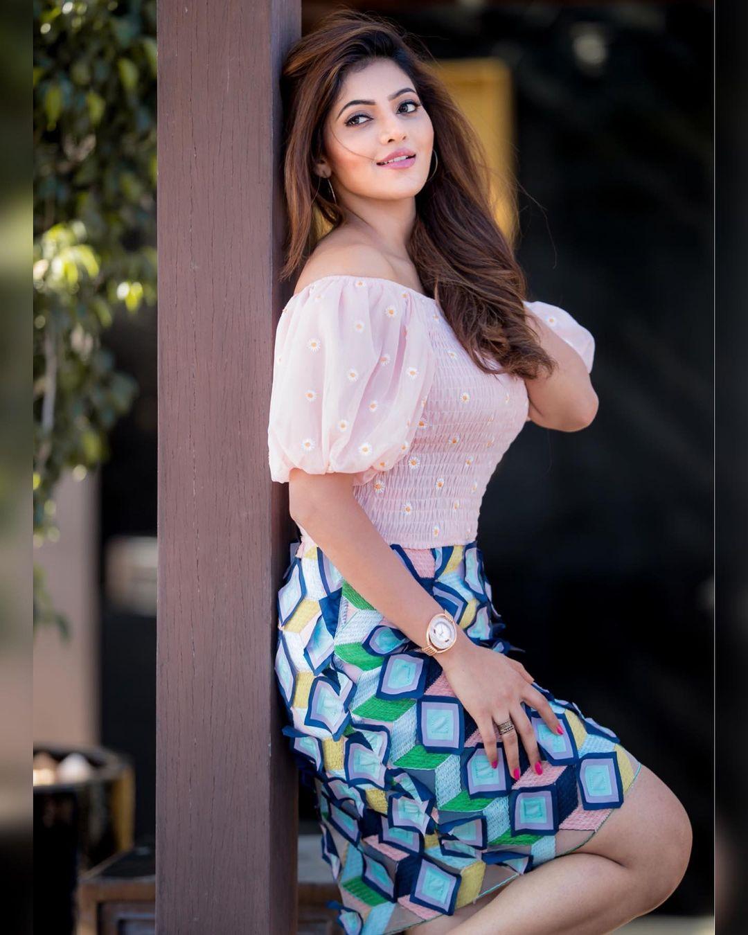 நாளுக்கு நாள் க்யூட்னெஸ் கூடிட்டே போகுதே… அதுல்யா ரவியின் சூடேற்றும் ...