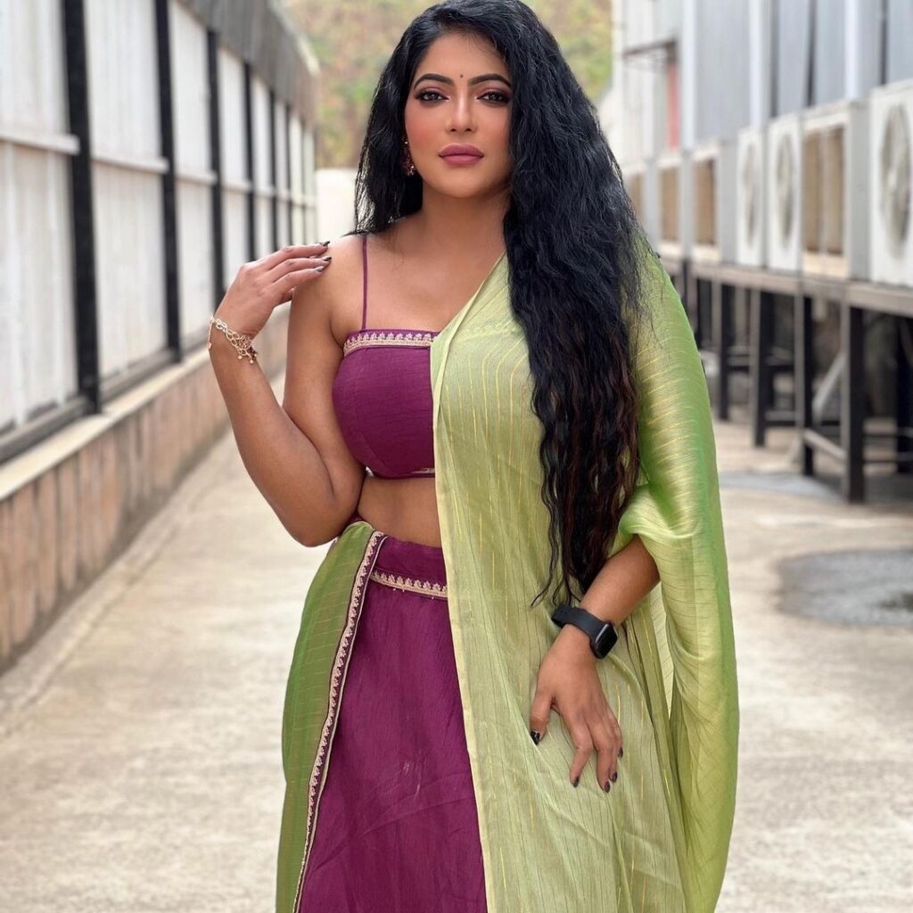 முட்டிகிட்டு நிக்கும் முன்னழகு… செல்லத் தொப்பை தெரியாம ரேஷ்மா கொடுத்த ...