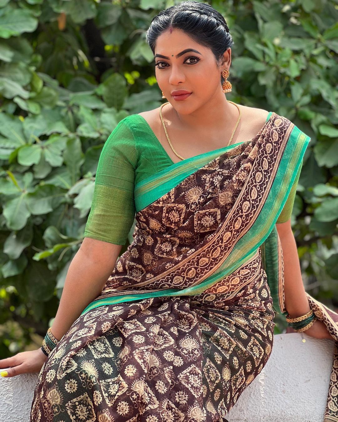 போஸ் கொடுத்தா இப்படிதான் கொடுக்கணும்… ரேஷ்மாவின் லேட்டஸ்ட் saree ...