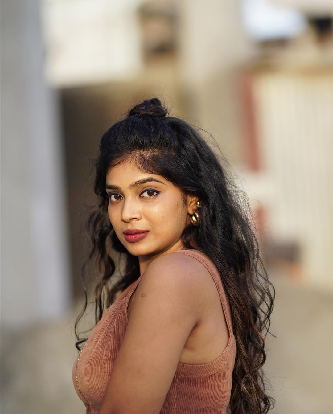 ஜிப்பு தெறிச்சுட போகுதும்மா… டைட்டான உடையில் முன்னழகை காட்டி போஸ் ...