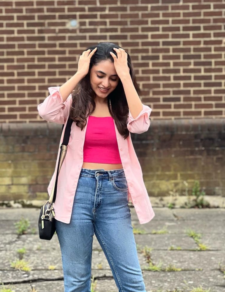 இது சரிபட்டு வராது… குட்டி துணி !! கிளாமர் ரூட்டுக்கு திரும்பிய ...