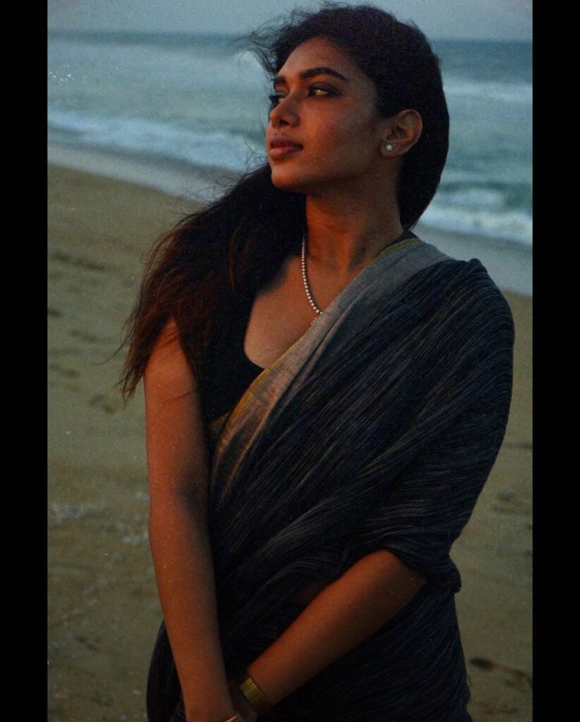 கீழ இறங்கி விட்டு நெஞ்சுக்குழி அழகைக் காட்டி மிரளவைக்கும் !! சார்பட்டா பரம்பரை நடிகை துஷாரா ...