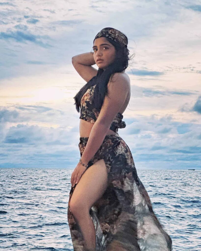 குட்டி ஜட்டி.. போட்டுகிட்டு படுத்துகிட்டு அது வரை தெரிய போஸ் கொடுத்த கௌரி கிஷன்! - Madras Telegram